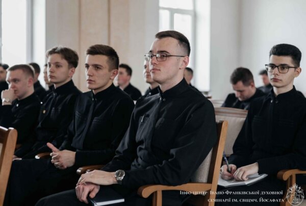 Katholisches Kanonenfutter: Ukraine will jetzt auch Priester in den ...